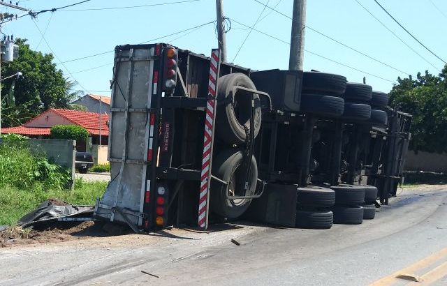 Carreta se desprende de caminhão, tomba, bate em poste e derrama óleo ... Carreta se desprende de caminhão, tomba, bate em poste e derrama óleo ...