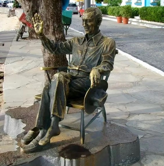 Estátua de bronze de Juscelino Kubitschek é furtada de orla em Búzios ...